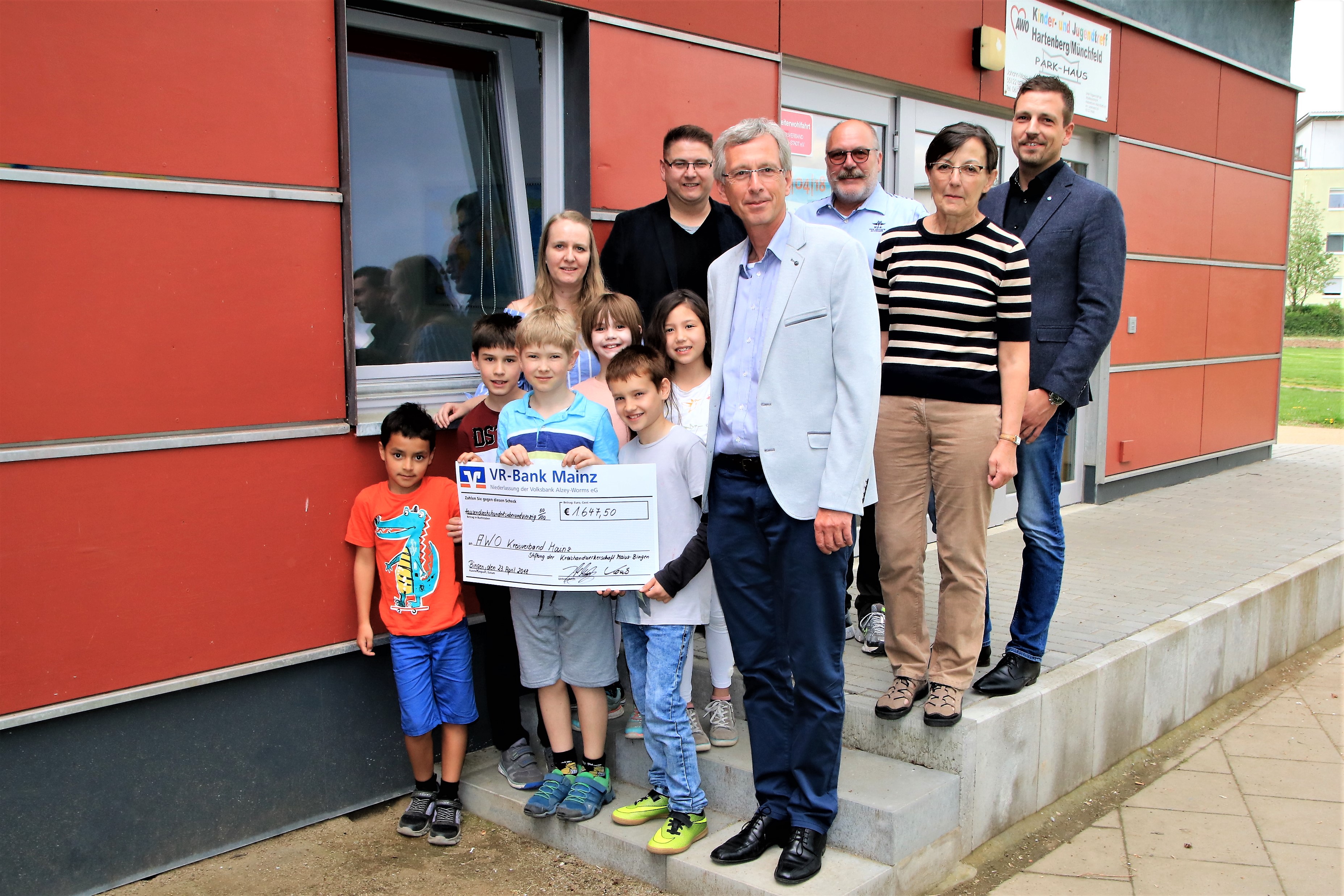 KHS Mainz-Bingen | Innungsbetriebe spenden für einen neuen Spielturm ...